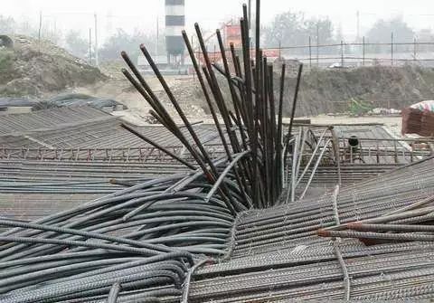 突发！成都双流机场一在建项目钢筋倾倒，已致4死13伤！附工地材料堆放标准做法！__凤凰网