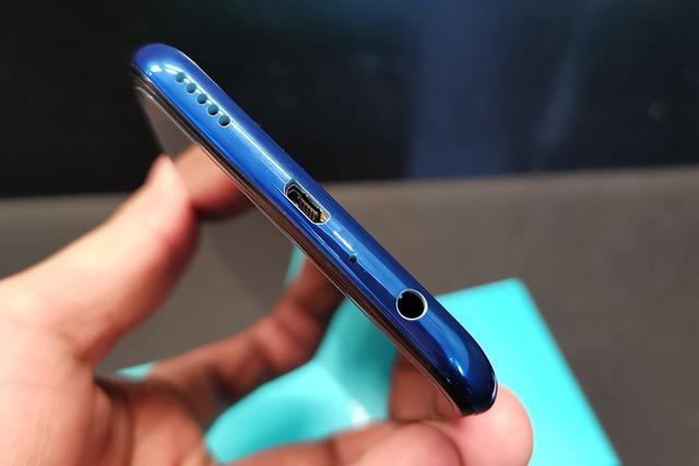 荣耀10i真机开箱：麒麟710三摄机型、前置3200W像素强力自拍__凤凰网