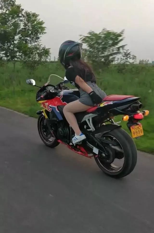 户外美女穿着短裤骑摩托车，透露着野性的美凤凰网