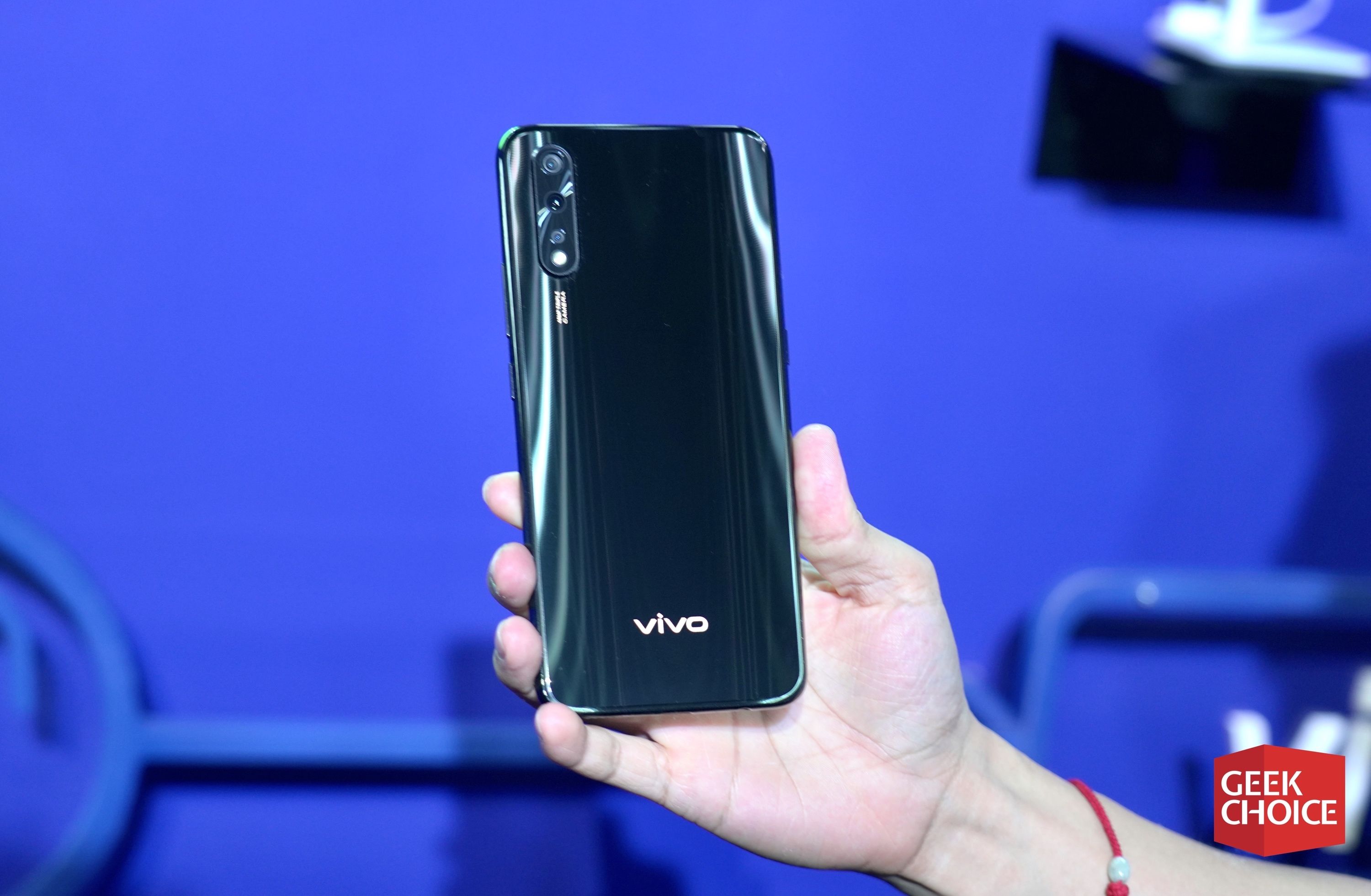 vivo Z5 现场体验：1598 元起售，有屏幕指纹和 4500 毫安时电池__凤凰网
