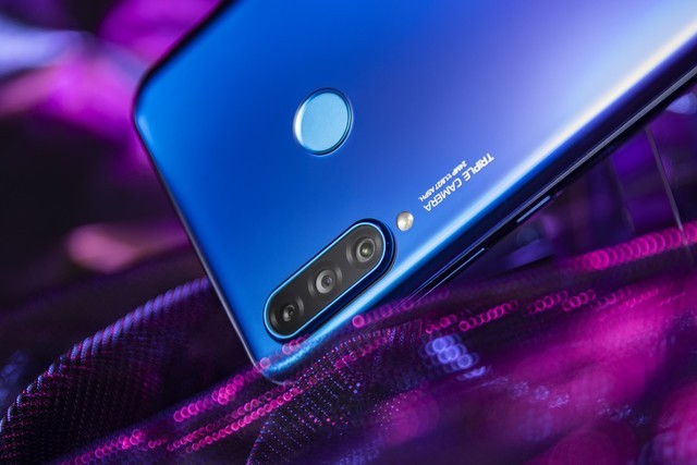 雀翎蓝色彩吸睛 颜值党买nova4e准没错__凤凰网