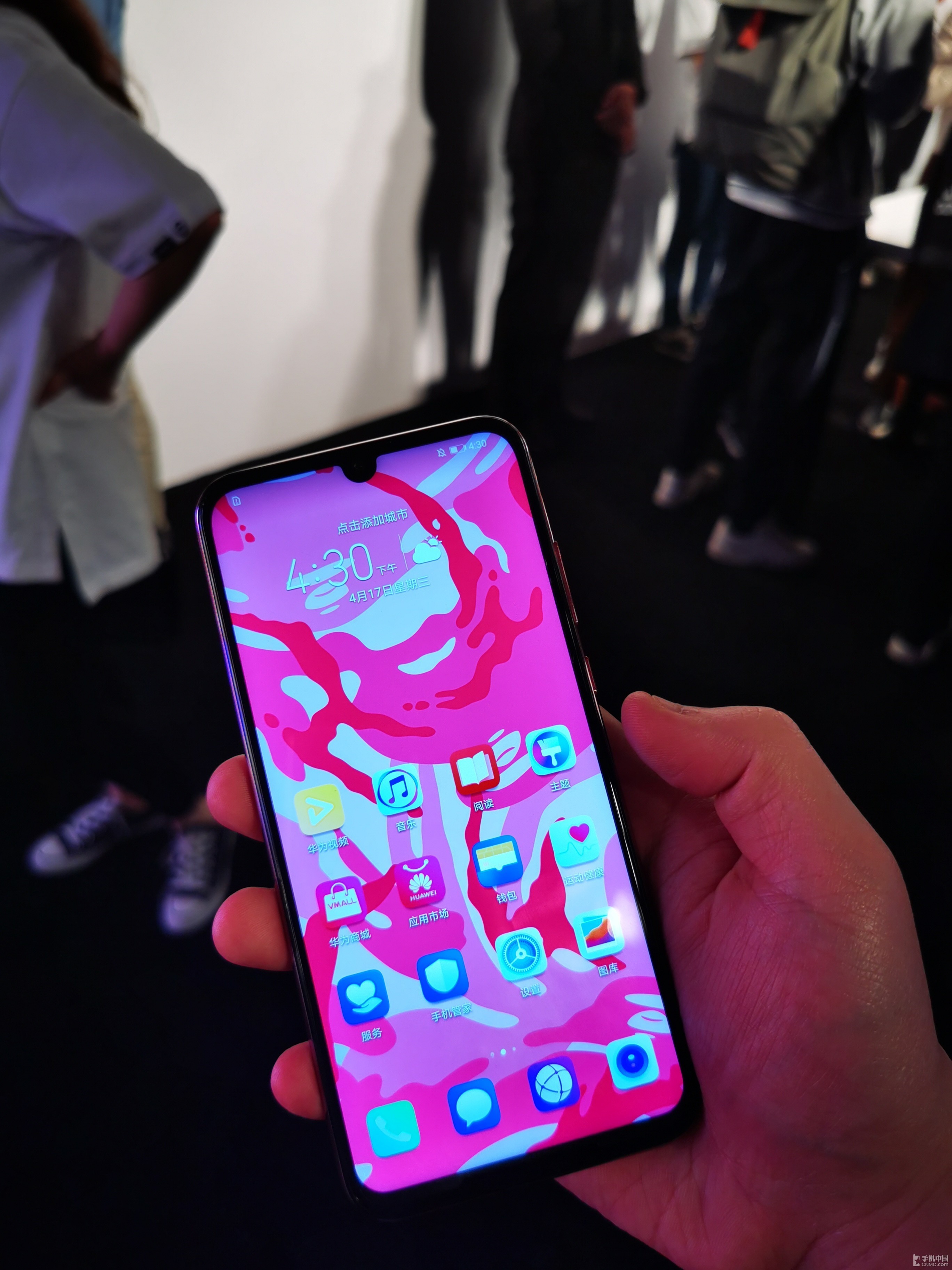 荣耀20i Aape特别版图赏：时尚潮流人群必备之选_凤凰网