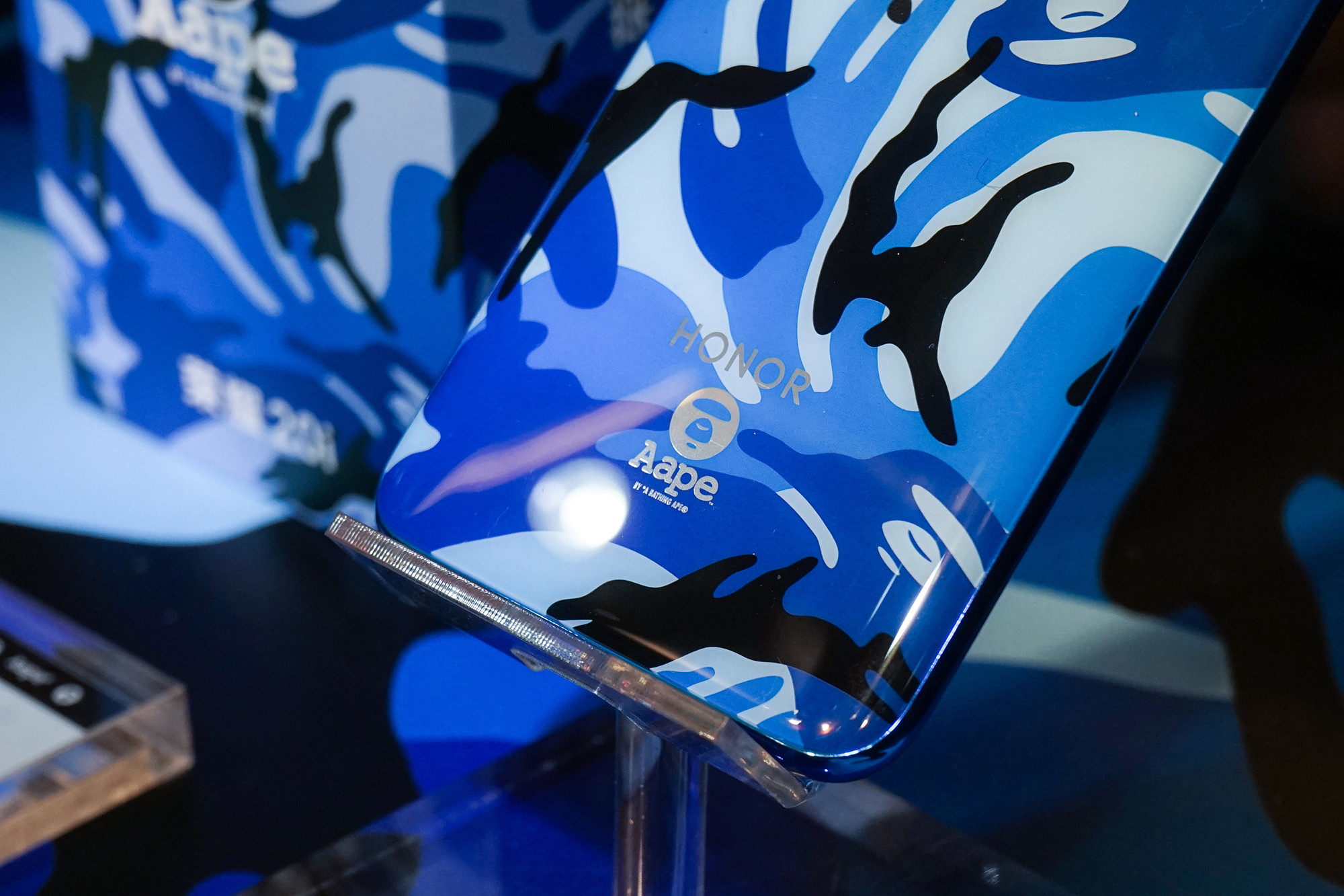 荣耀联名Aape，红/蓝限量款荣耀20i上手试玩__凤凰网