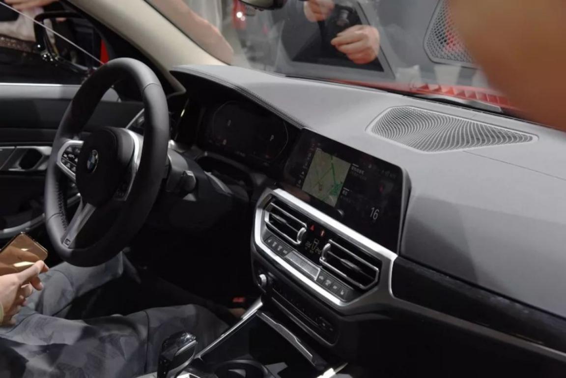 轴距近3米，三屏联动，2.0T+8AT，操控碾压同级，A4L和C级紧张了_凤凰网