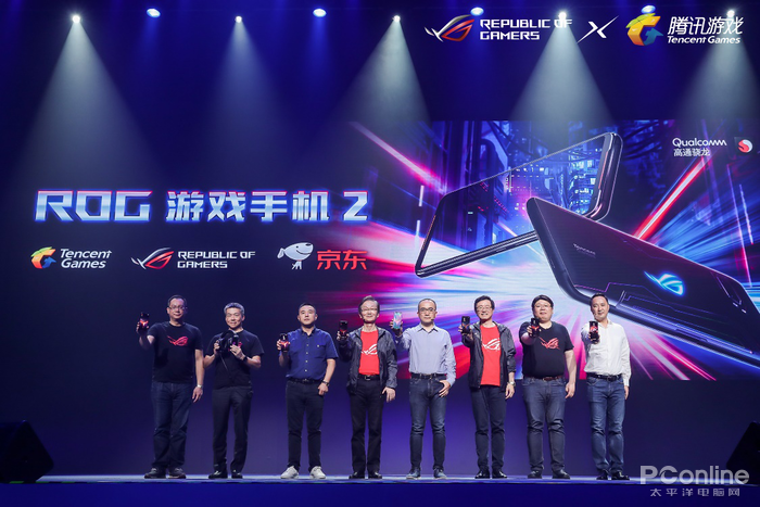 “天生BUFF”竞力狂飙 ROG 2019新品发布会__凤凰网