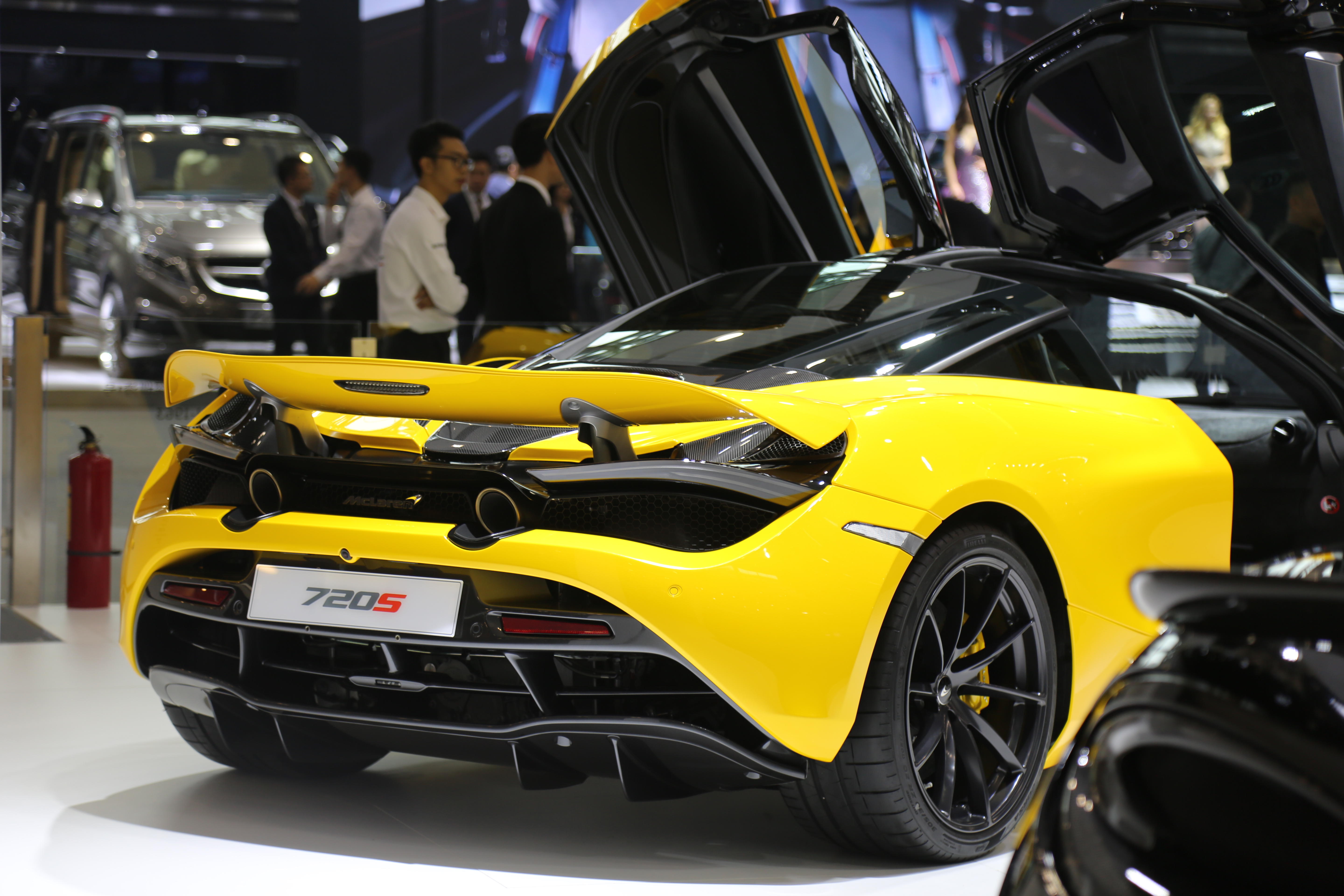 迈凯伦720S、奥迪S7轿车、奔驰E300 L ，你选谁？__凤凰网