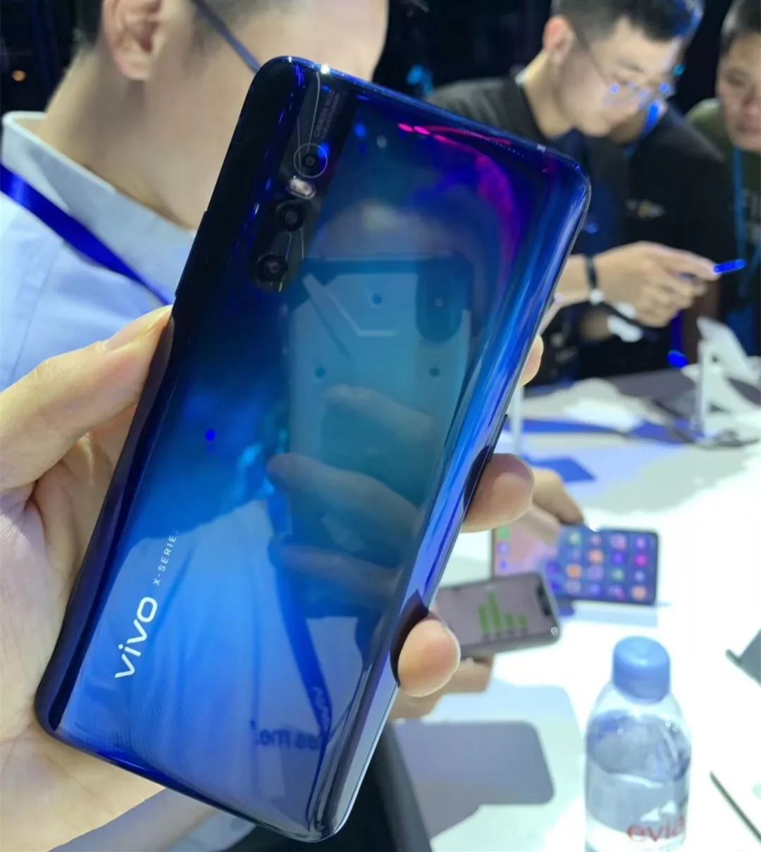 今晚，蓝绿大厂春季第一款主力新机发布——vivo X27，代言人还是鹿晗__凤凰网