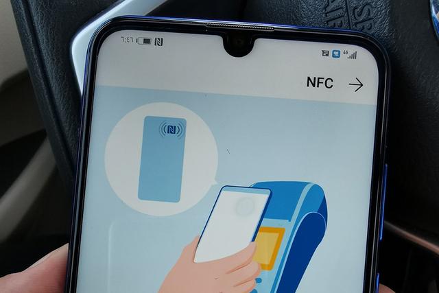 荣耀10i真机开箱：麒麟710三摄机型、前置3200W像素强力自拍__凤凰网