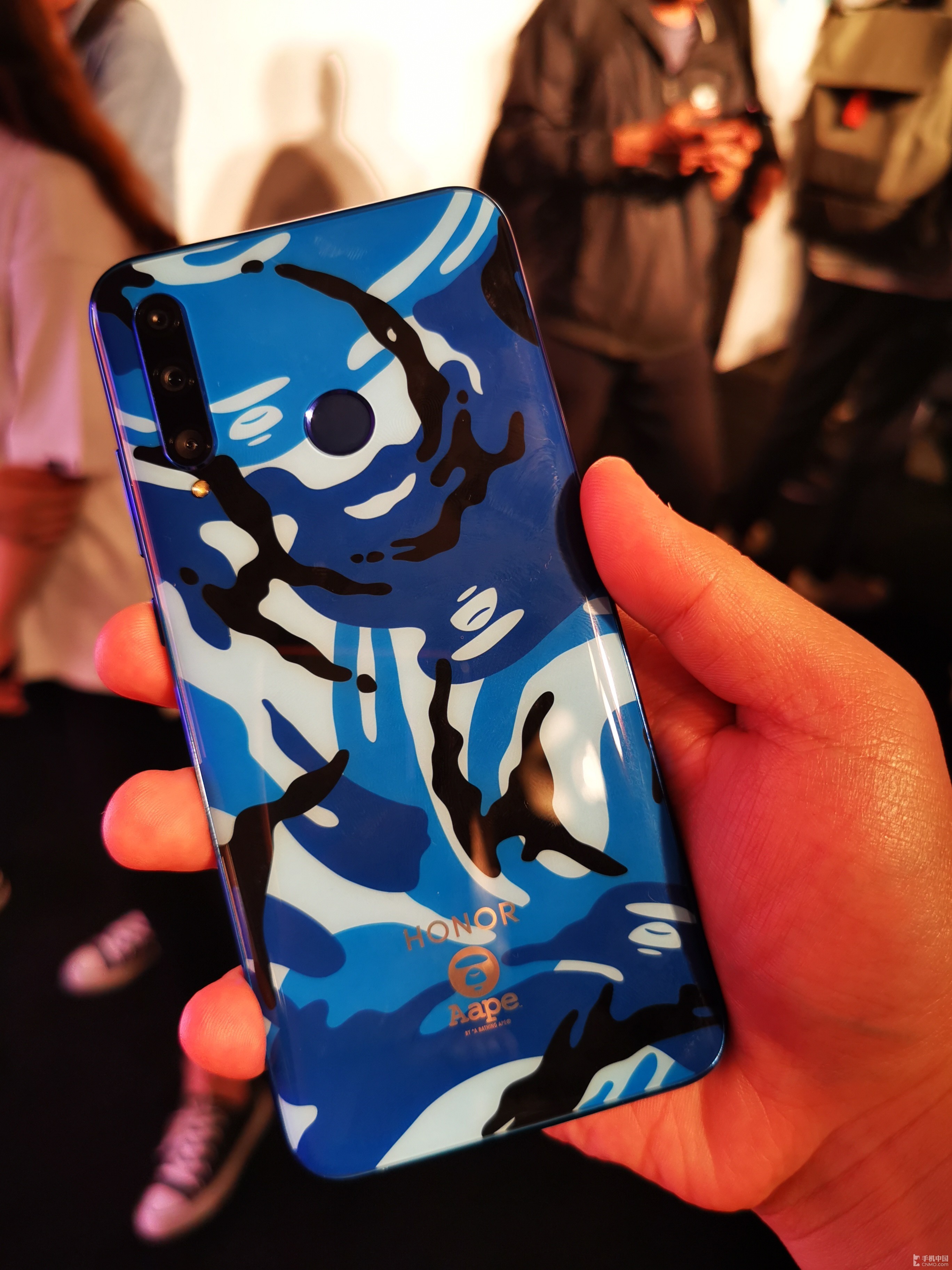 荣耀20i Aape特别版图赏：时尚潮流人群必备之选_凤凰网
