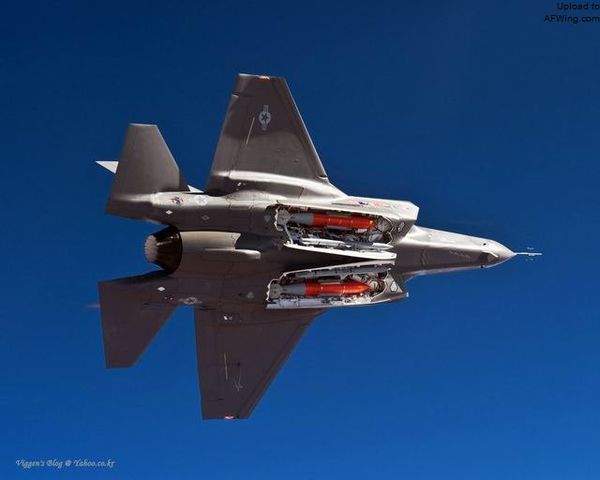 洛马为F-35A/C战斗机开发新型内置弹舱挂架！__凤凰网