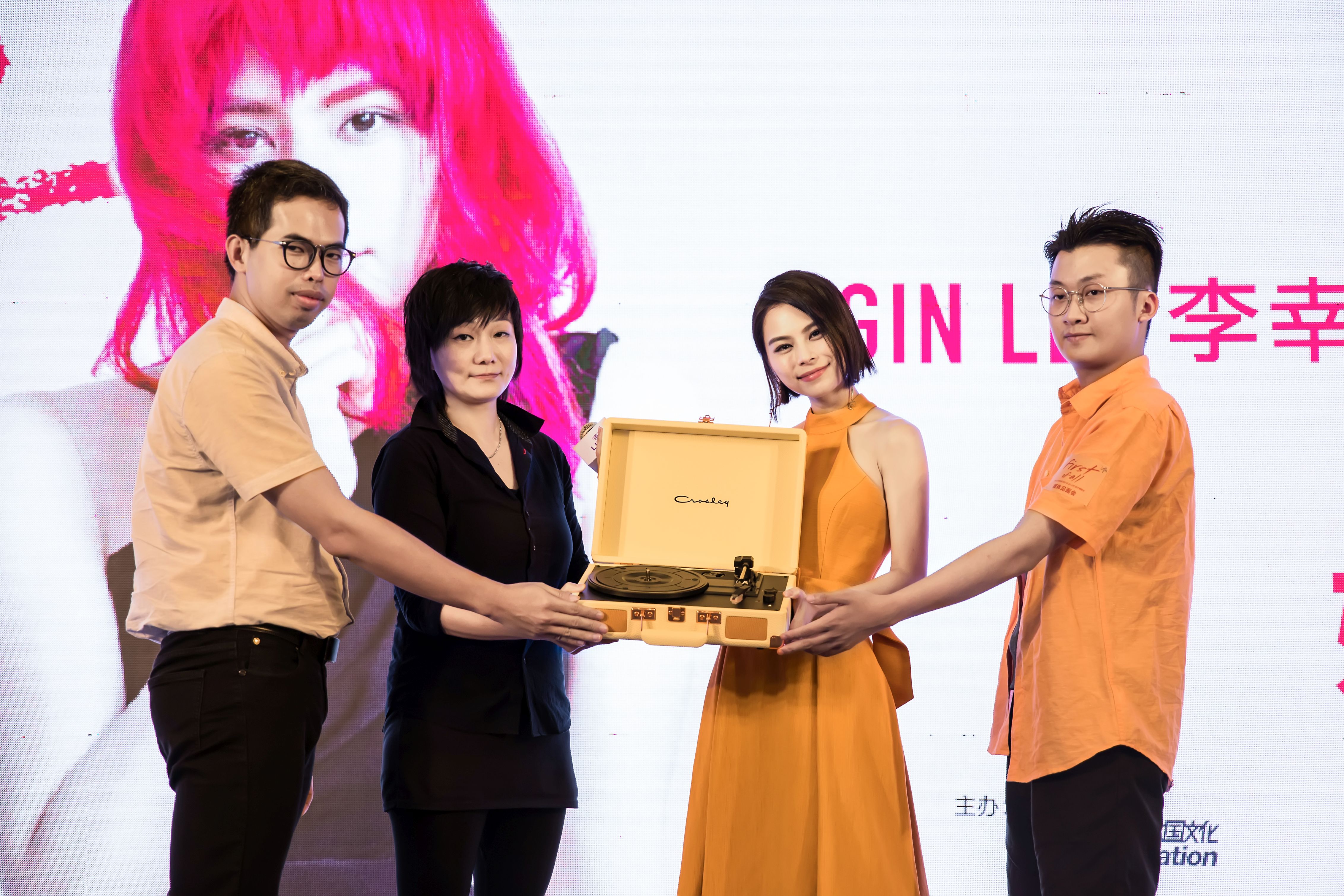 “行走的CD” Gin Lee李幸倪 内地个唱首登广州__凤凰网