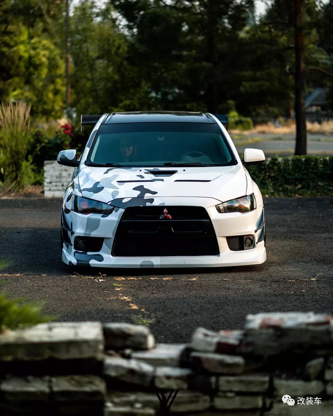 三菱EVO X贴上迷彩涂装后，当上这条街最骚的“街霸“！_凤凰网汽车_凤凰网