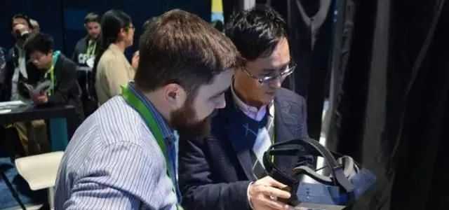 2019 CES 上，小派亮相了新手柄、眼球追踪和手势追踪模块__凤凰网