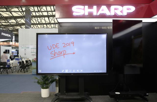 全球首台120英寸8K电视惊艳亮相夏普UDE2019展台__凤凰网