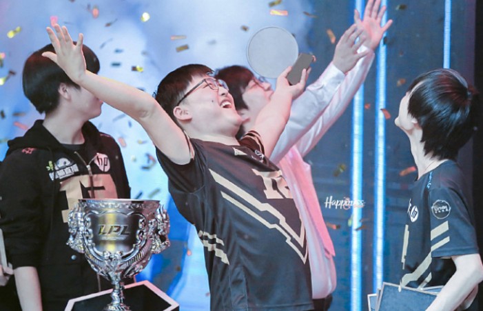 LOL：为什么S8世界赛Uzi选卡莎RNG就输，JKL选卡莎IG就赢？__凤凰网