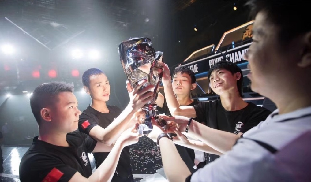 4AM龙神绝买下PCL冠军VC，是精彩的商业操作，还是破坏电竞生态？__凤凰网