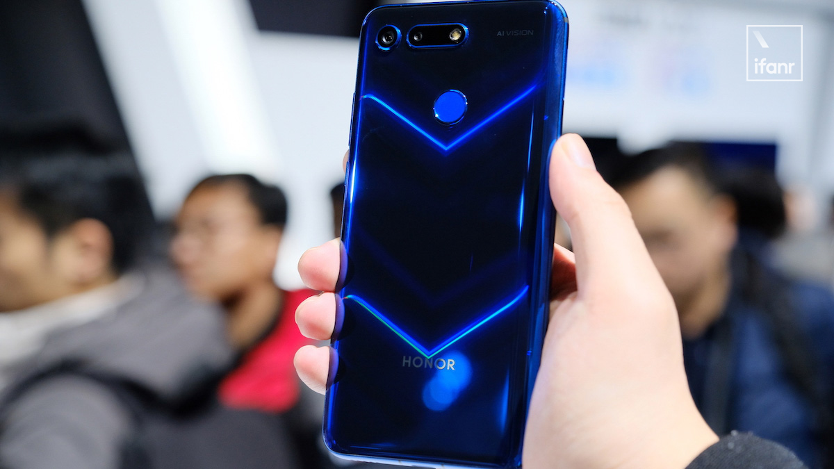 荣耀 V20 发布：钻孔屏和 4800 万之外，还有 MOSCHINO 的联名款__凤凰网