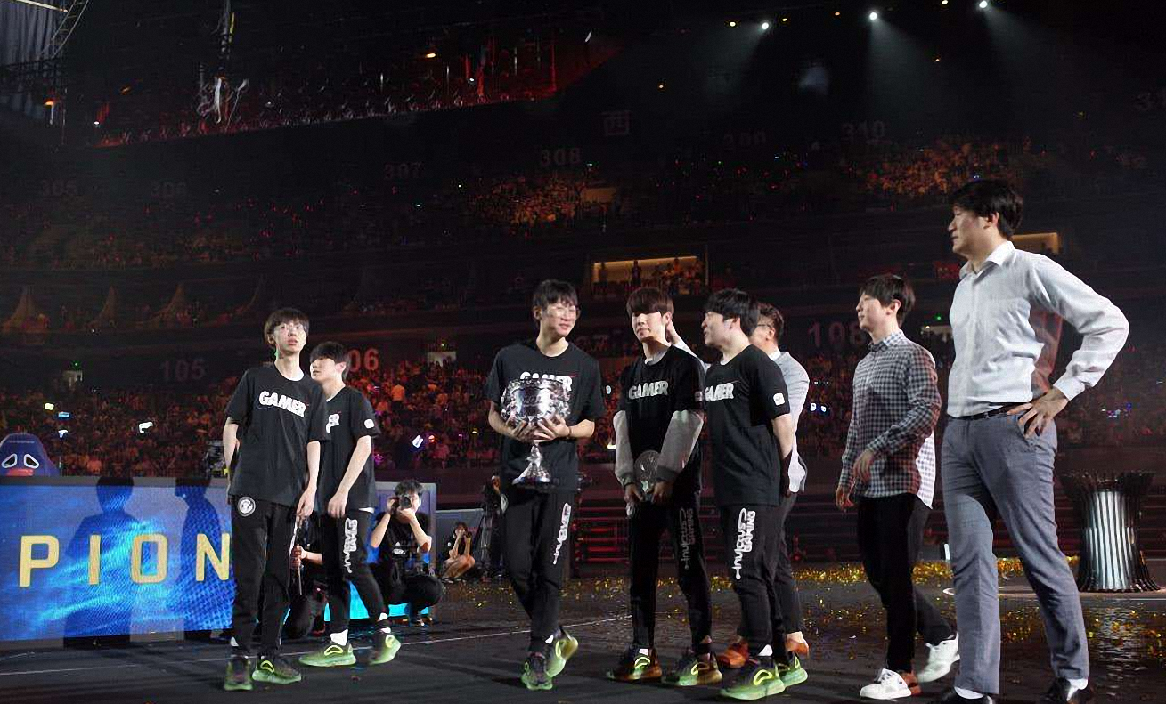 SKT复制IG英雄池战术，而IG还在宣传冠军皮肤，这可难为了教练__凤凰网