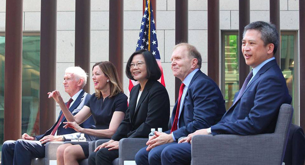 蔡英文勾搭美帝挑衅中国，特朗普对台军售玩火自焚 凤凰网