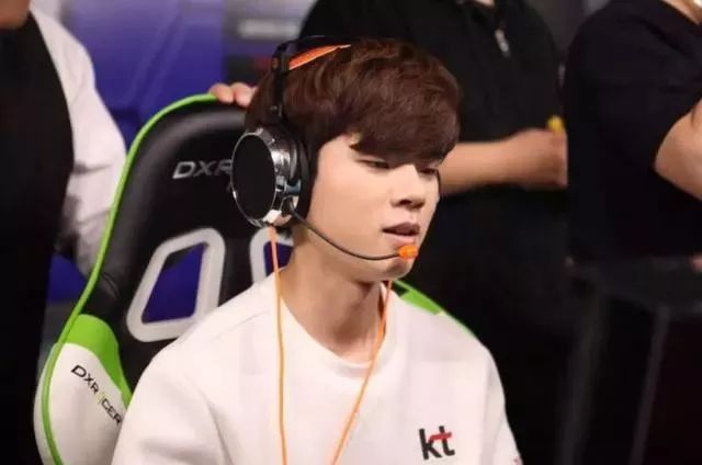 Deft再创EZ新出装流派，尺帝用了都说好，伤害面板鹤立鸡群__凤凰网