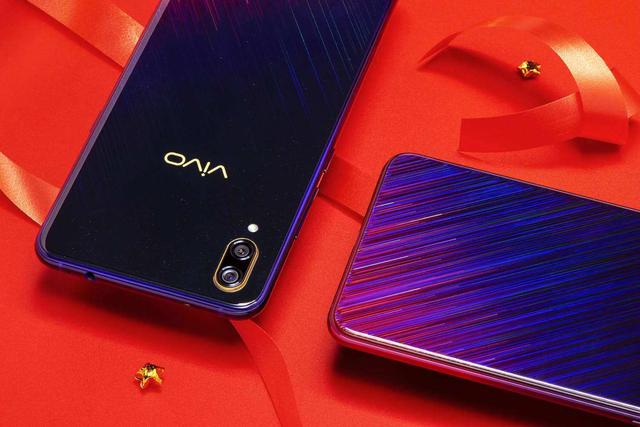 vivo X23幻彩版拍全家福，美要溢出平面？__凤凰网