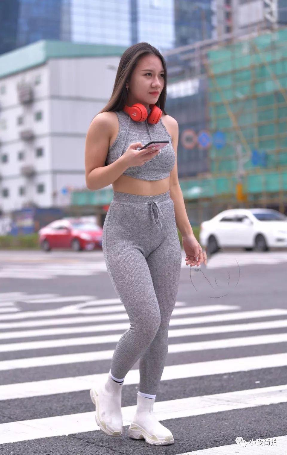 街拍：巧遇针织瑜伽裤肥臀美女，黑色丁字裤，有这样的女友你受得了吗？凤凰网