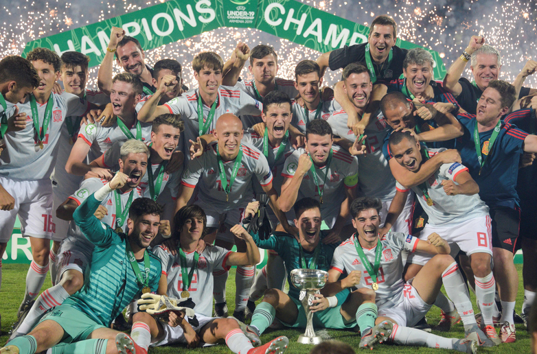 未来可期！西班牙包揽U19、U21欧青赛冠军__凤凰网