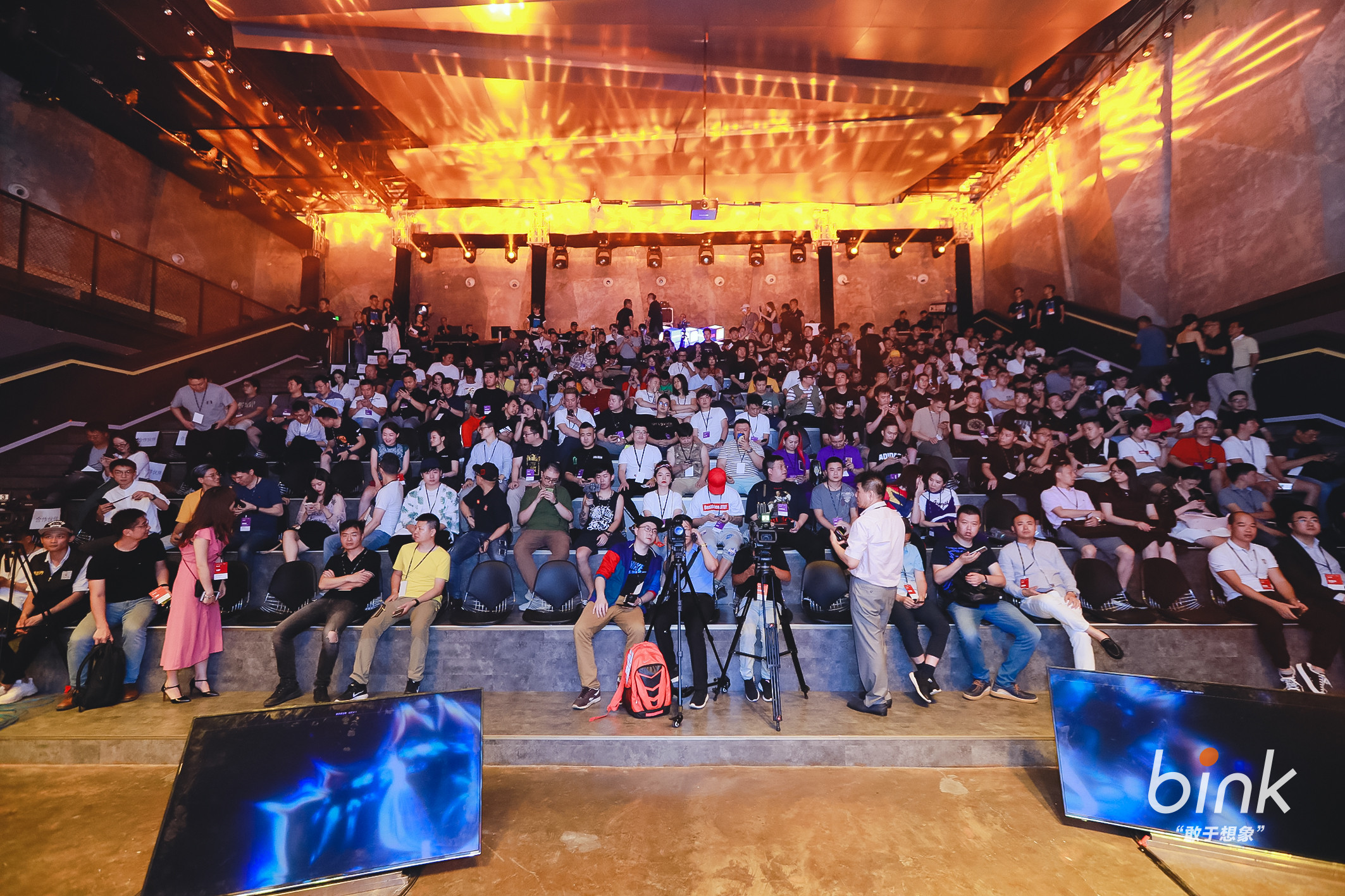 现场俊男美女如云，潮牌冰壳bink电子烟正式发布__凤凰网