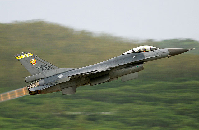 台湾F16完成重大升级改造，号称战力碾压歼20，军迷：白日做梦__凤凰网