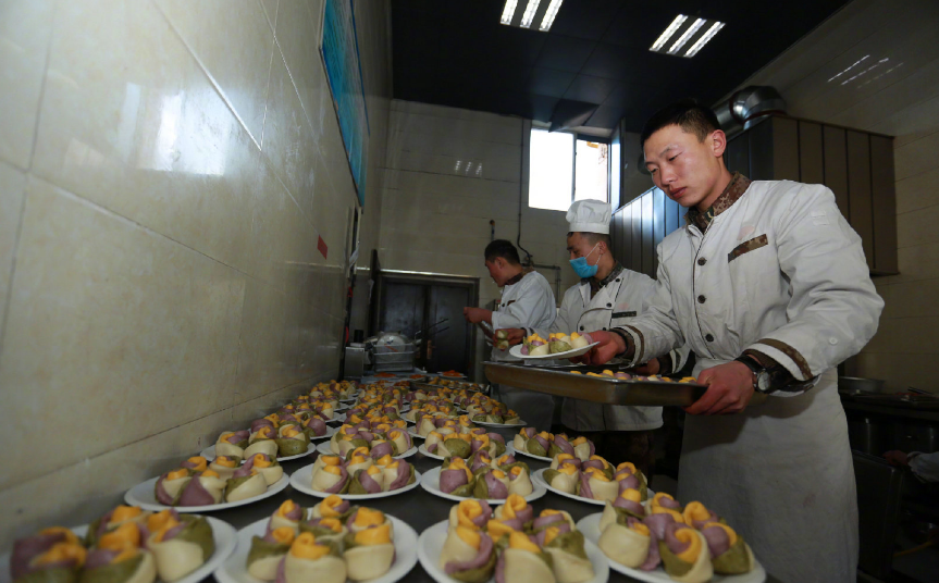 守卫祖国的200万军人如何过年？看到他们的伙食大家就放心了_凤凰网