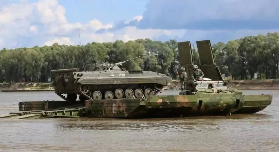 “基建狂魔”遇到沟？中国军队一流架桥设备，5辆车1小时造桥75米_凤凰网军事_凤凰网