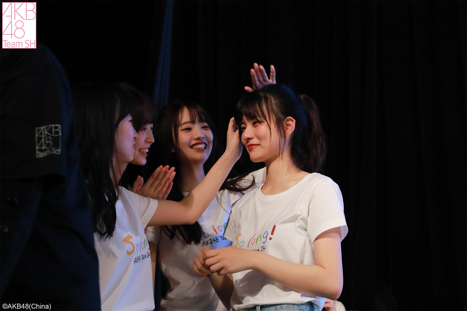 AKB48 Team SH 举行见面会 新歌《So long！》首唱纪念毕业季_凤凰网