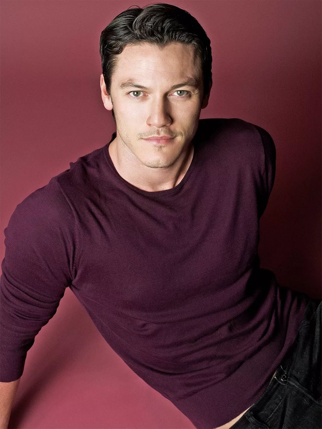 英伦叔叔Luke Evans为VERSACE当模特，时尚道路一帆风顺_凤凰网时尚_凤凰网