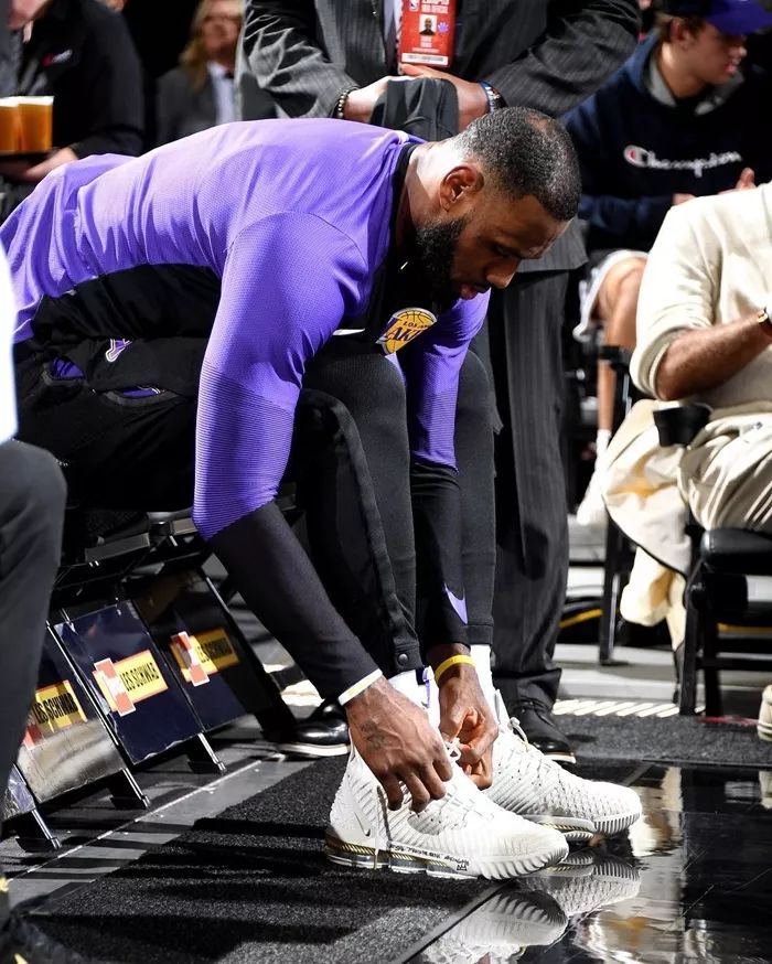 LBJ 16 “HFR”配色二次发售，耐克无尺度炒作__凤凰网