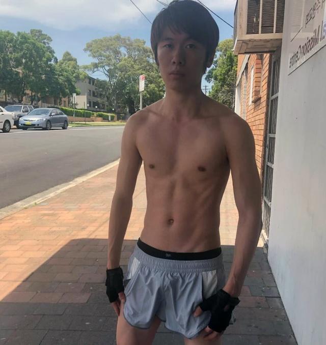 小伙子坚持健身增肌，自知身材瘦弱，却自信与欧美肌肉男同框！_凤凰网