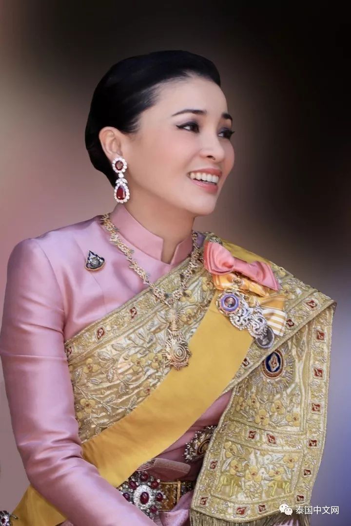 泰国动态：漂亮王后画像将全国悬挂...__凤凰网