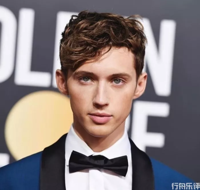 行舟乐评：欧美乐坛当红小鲜肉Troye Sivan的出柜星路__凤凰网