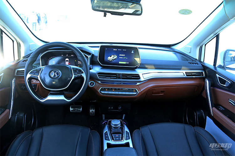 推荐高配车型，预售价11万起，北汽新能源EX3探店__凤凰网