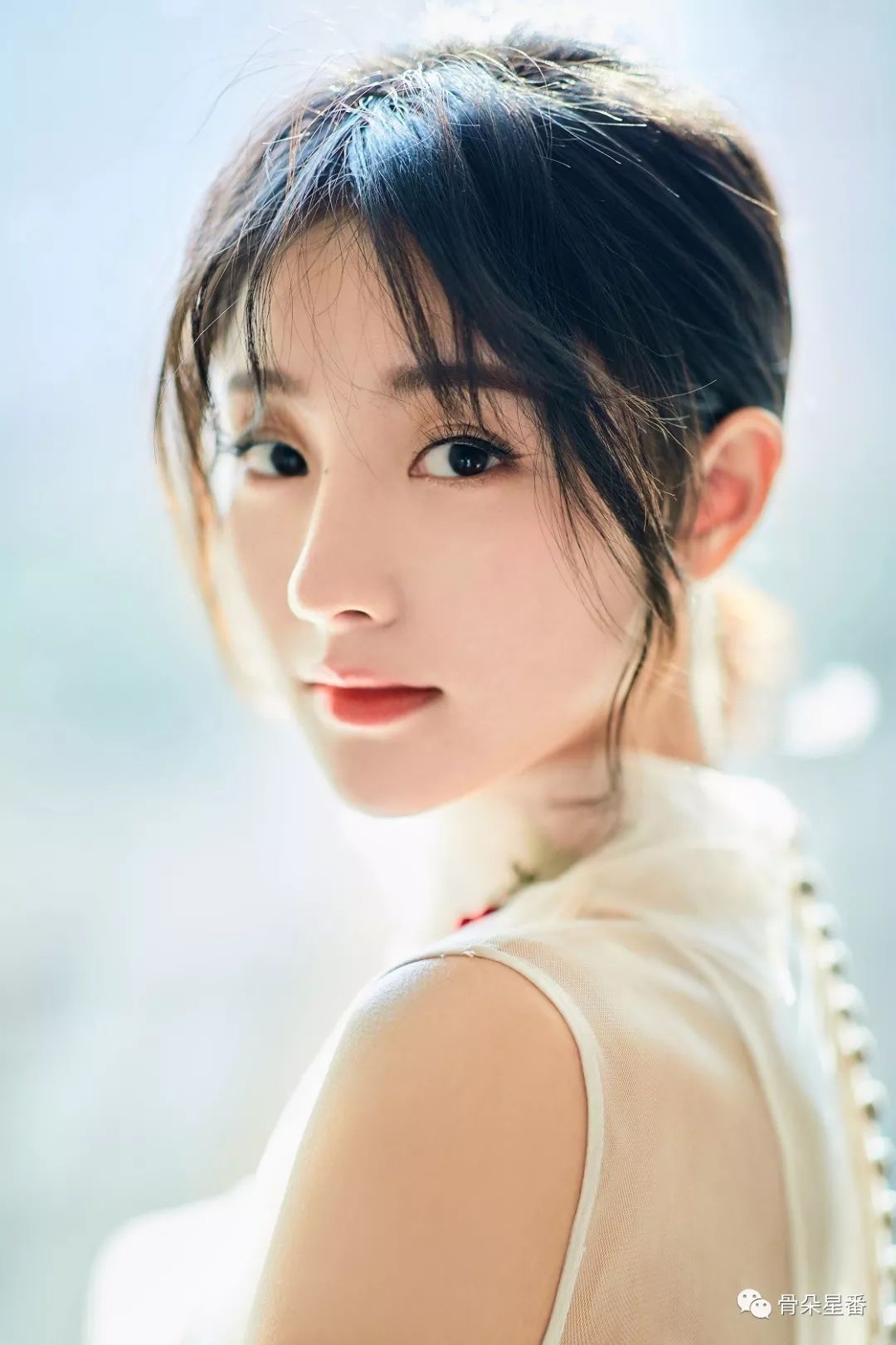 星番丨朱丽岚&何之舟：是《人鱼江湖》的正邪双姝，也是挑战影剧江湖的新小花_凤凰网