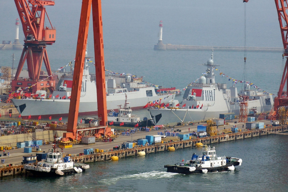 好事成双！052D神盾舰成对下水，11架即将的运-20成排停放__凤凰网