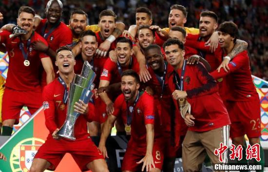 赢得首届欧洲国家联赛冠军 C罗扛走奖杯__凤凰网