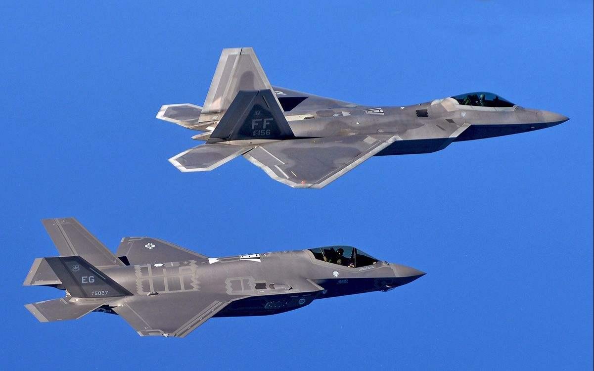 F35与F22对抗，谁会赢？答案让人意外_凤凰网