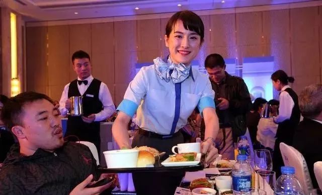 日本人气火爆的空姐职位，工资究竟有多高？__凤凰网