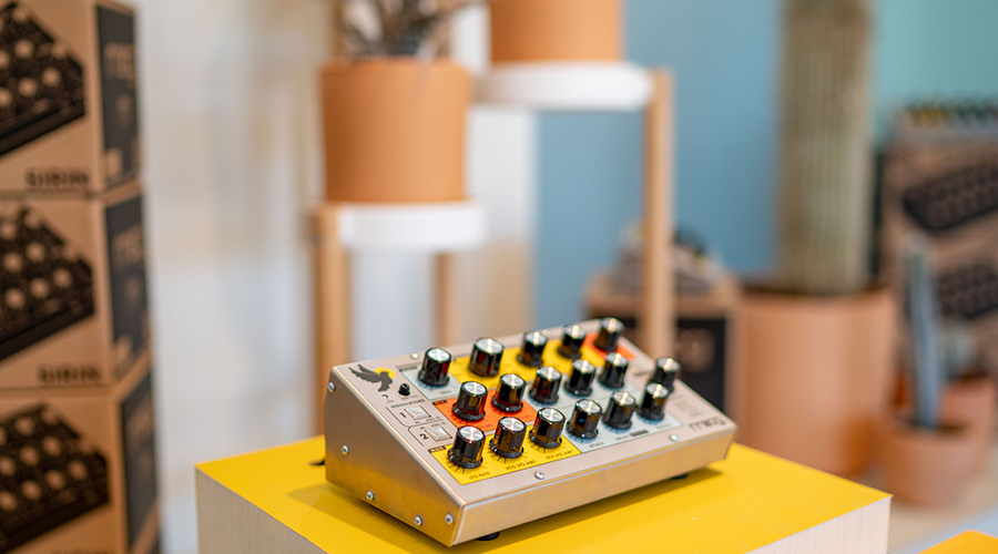 Moog 发布限量款Sirin合成器：快乐的模拟人头鸟__凤凰网