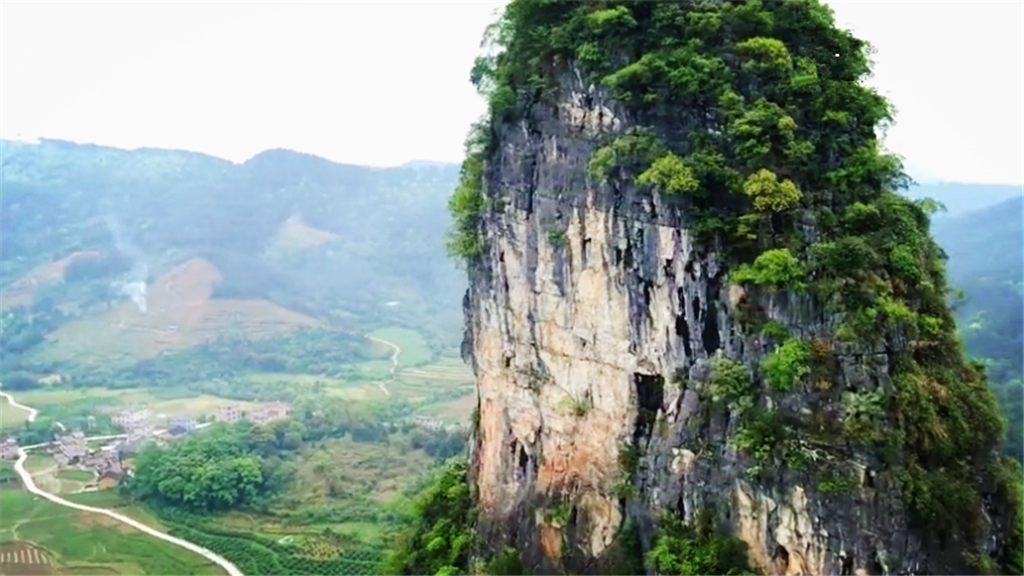 广西有一座石头山，四周都是绝壁没有路，山顶上却有人工痕迹__凤凰网
