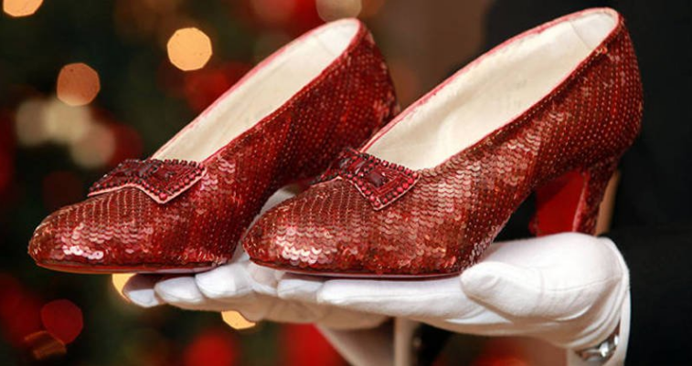 一双电影中的旧红鞋子，让FBI苦寻13年，它究竟有何特别之处？_凤凰网历史_凤凰网