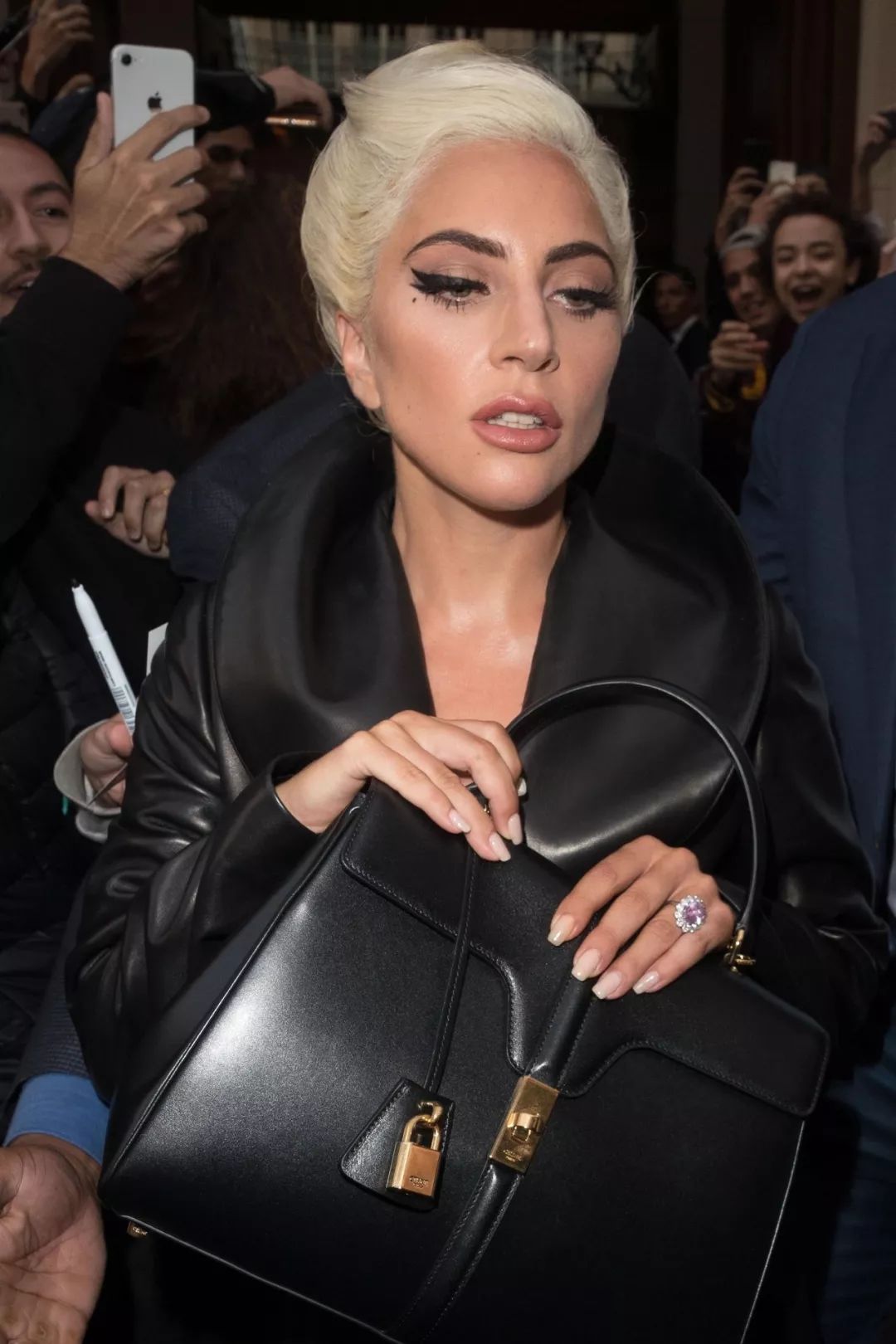 为什么造型百变的Lady Gaga却对这只包情有独钟？_凤凰网