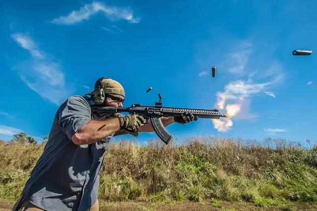 为什么“吃鸡”里最辣鸡的MK47步枪，现实却能准到当狙用？_凤凰网军事_凤凰网