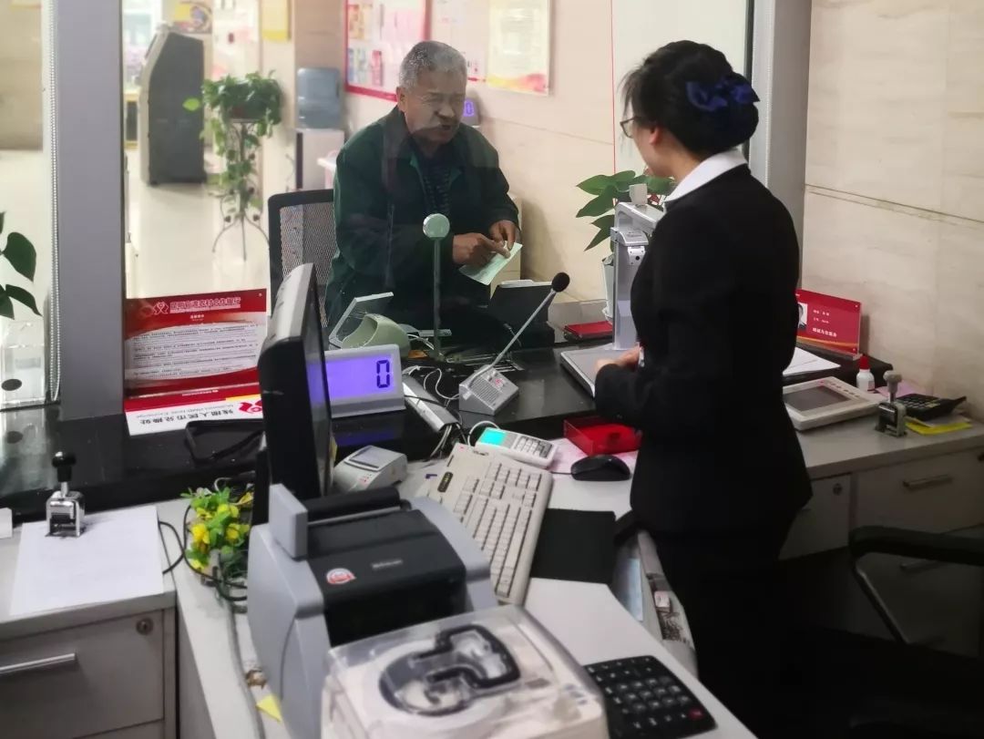 你以为银行工作人员都是这样的，其实......__凤凰网