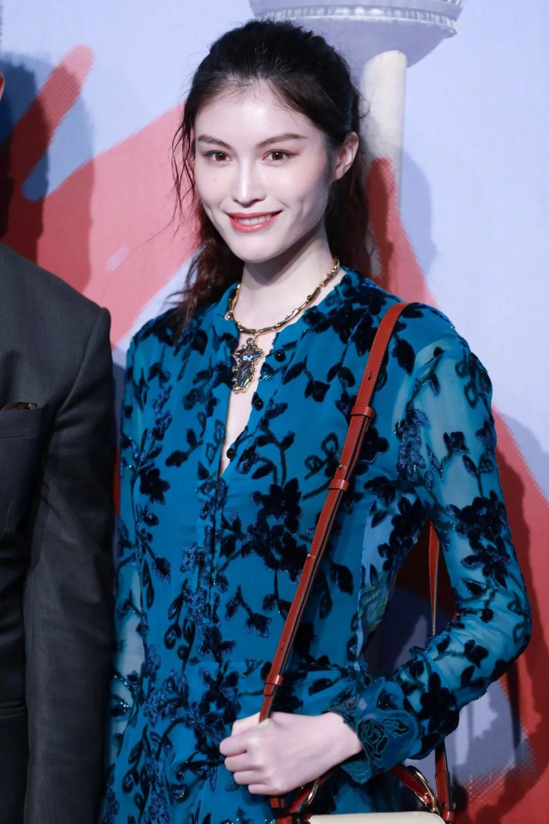 超模何穗受邀出席Chloé早春大秀_凤凰网